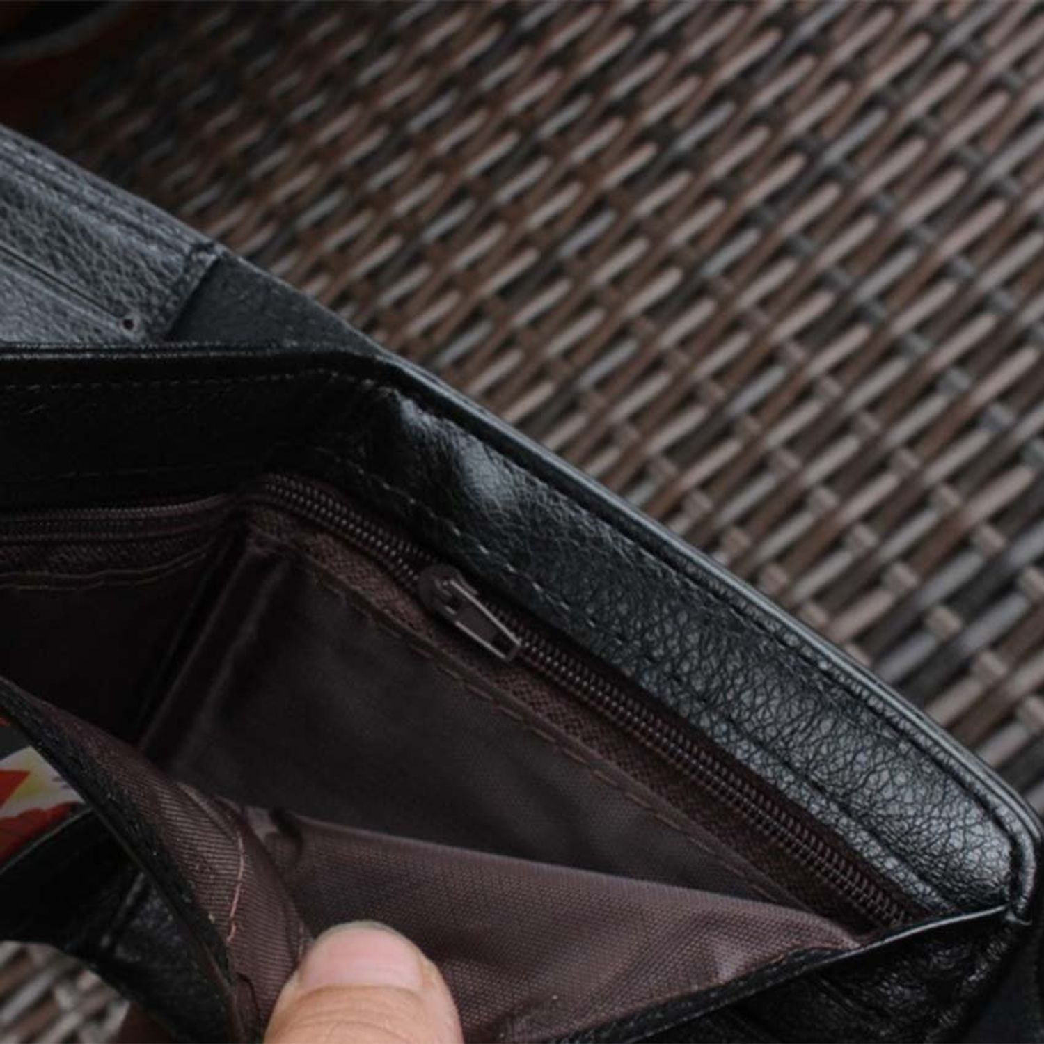 OEM - Portofel barbatesc cu insigna auto, 6 modele - elefant.ro